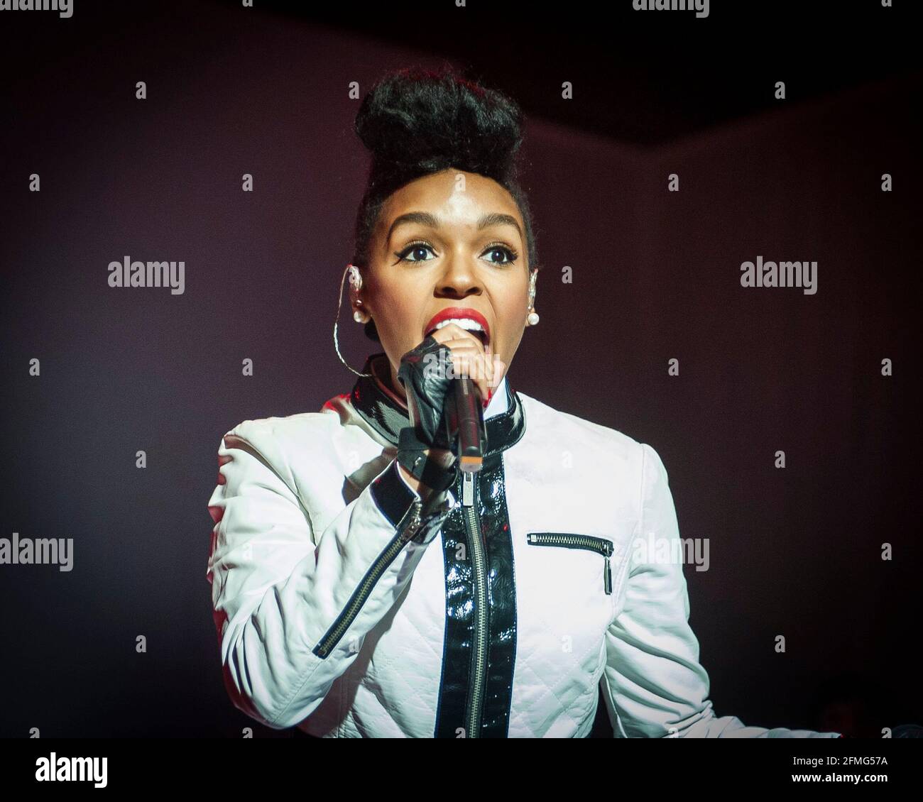 Girl audition stage singer hi-res stock photography and images - Alamy