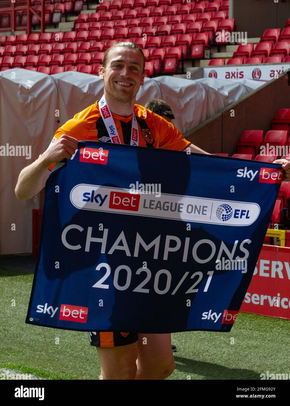 London, UK. 09th May, 2021. Tom Eaves of Hull City celebrates after ...
