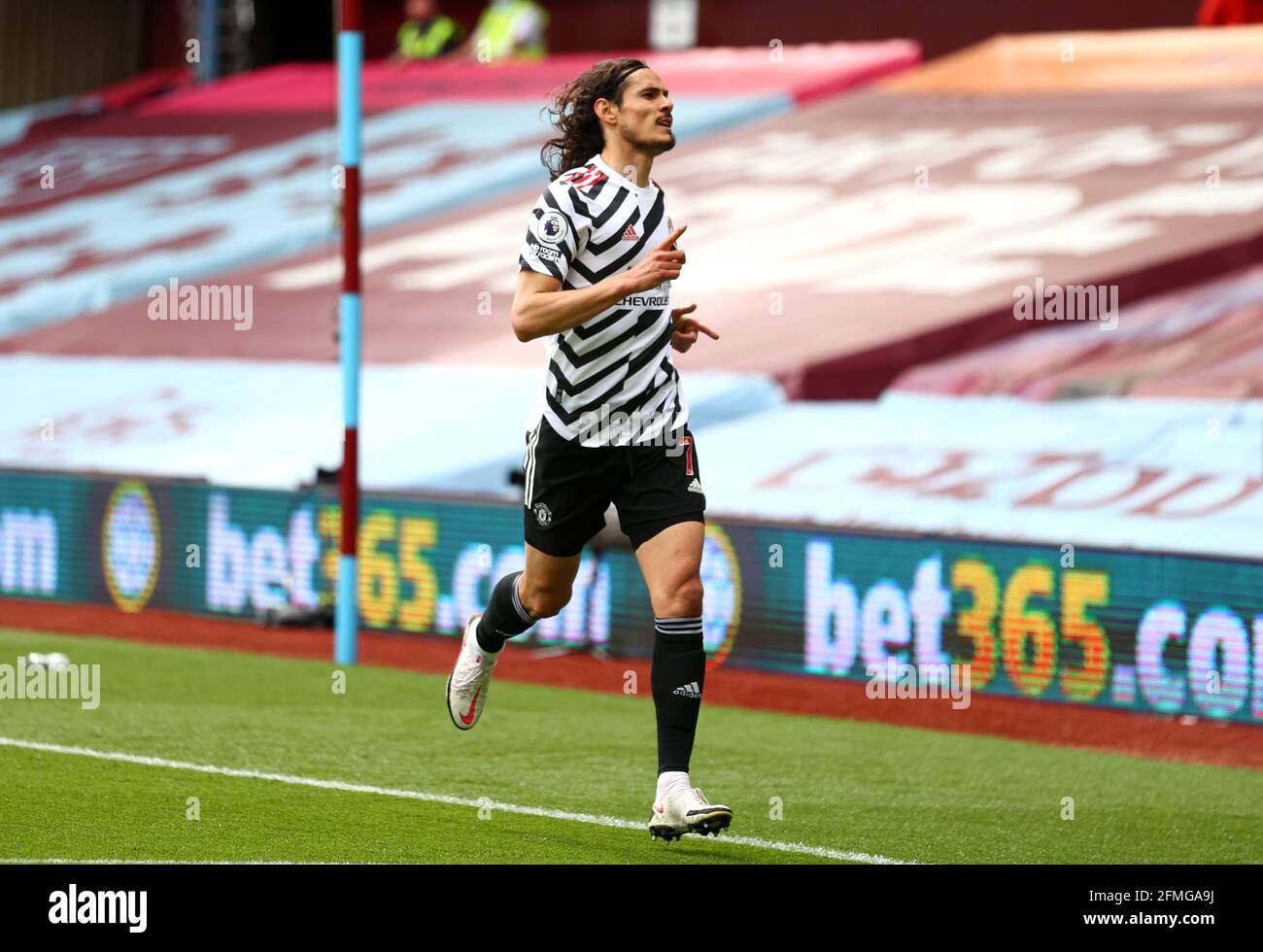 Manchester United's Edinson Cavani celebrates scoring their side's ...