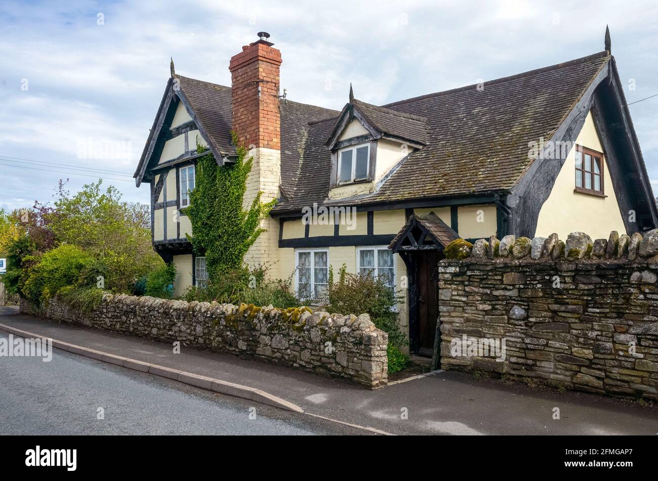 traditionl timber frame old english cottage in herefordshire Stock ...