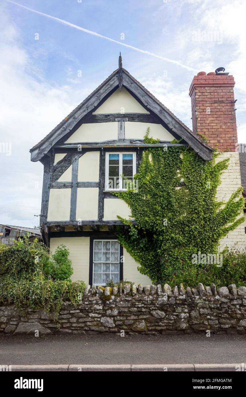 traditionl timber frame old english cottage in herefordshire Stock ...