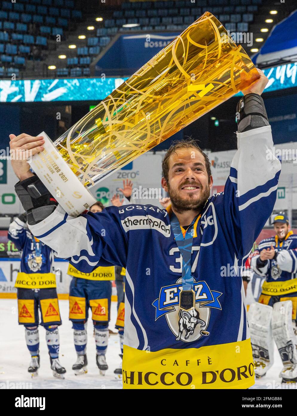 Nick Shore # 37 (EV Zug) with the trophy during the National League ...
