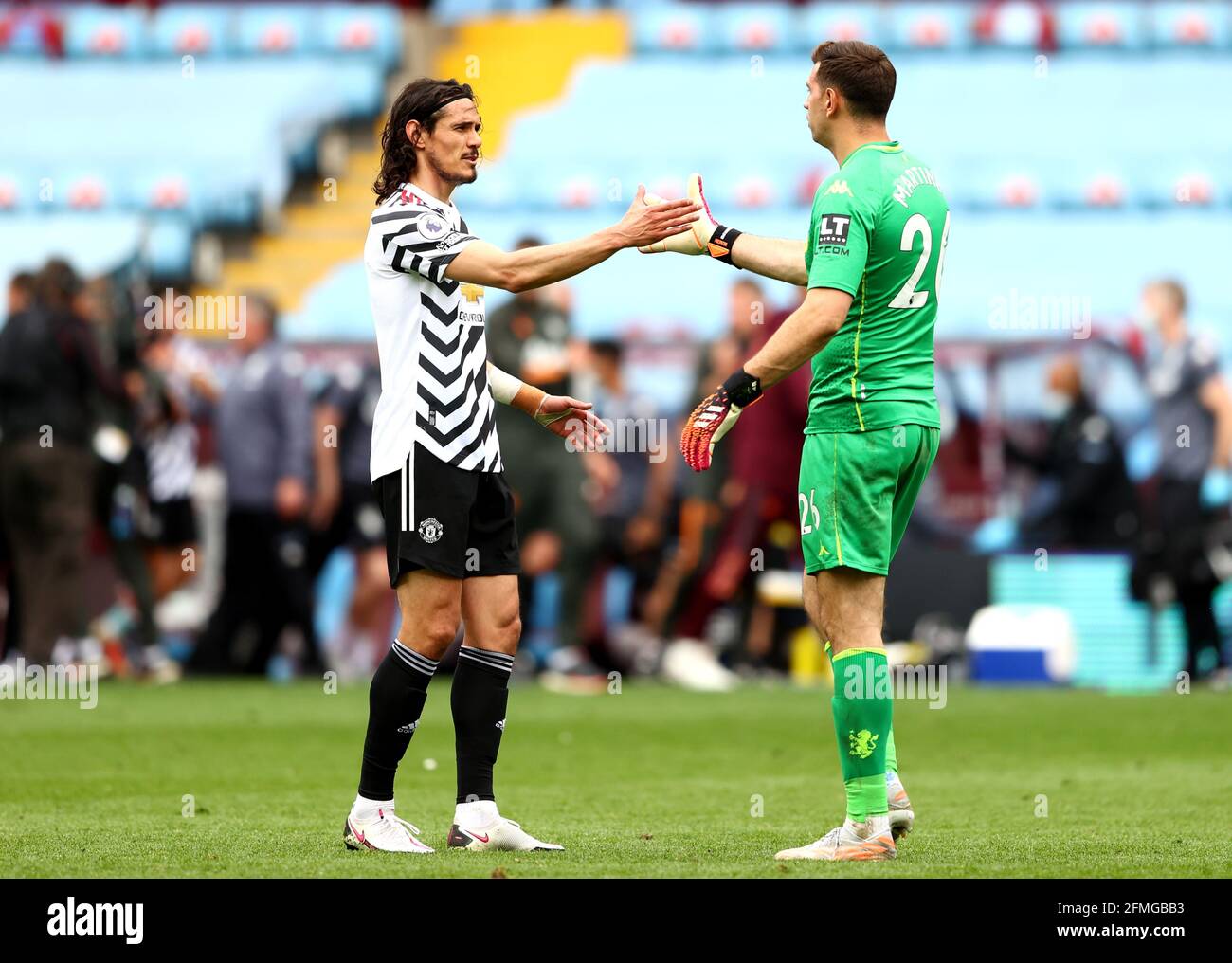 Manchester United's Edinson Cavani (left) and Aston Villa goalkeeper ...