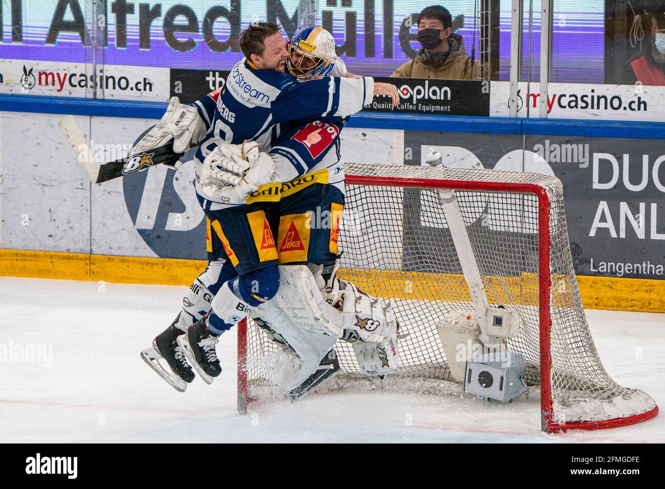 Carl Klingberg # 48 (EV Zug) and goalkeeper Leonardo Genoni # 30 (EV ...