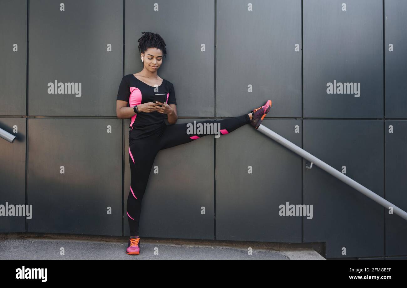 Modern workout, devices, mobile app and social networks outdoor Stock ...