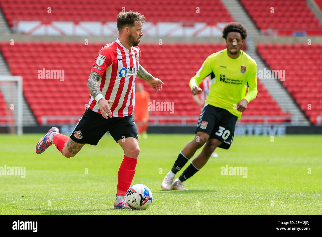 Chris Maguire #7 of Sunderland in possession of the ball with Caleb ...