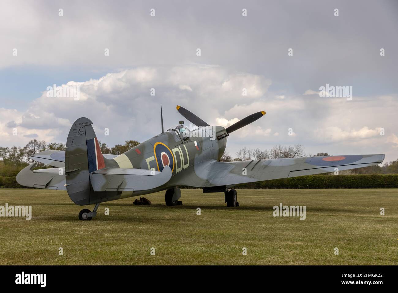Spitfire cockpit canopy aircraft hi-res stock photography and images ...