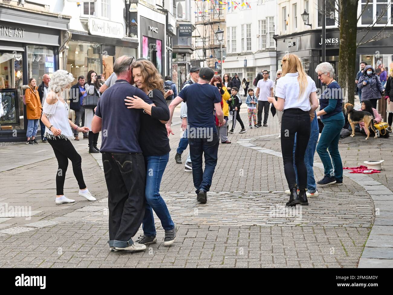 Impromptu dancing hi-res stock photography and images - Alamy