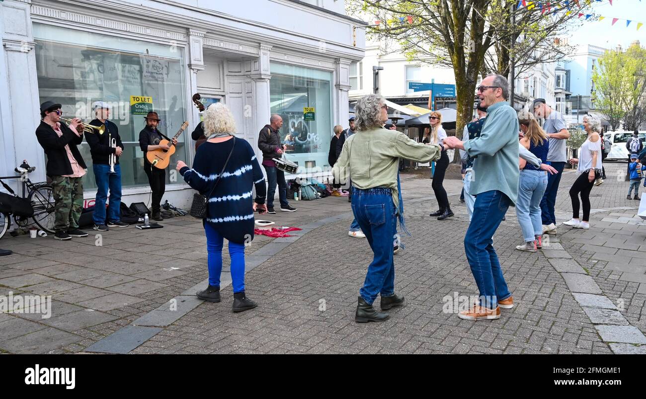 Impromptu dancing hi-res stock photography and images - Alamy