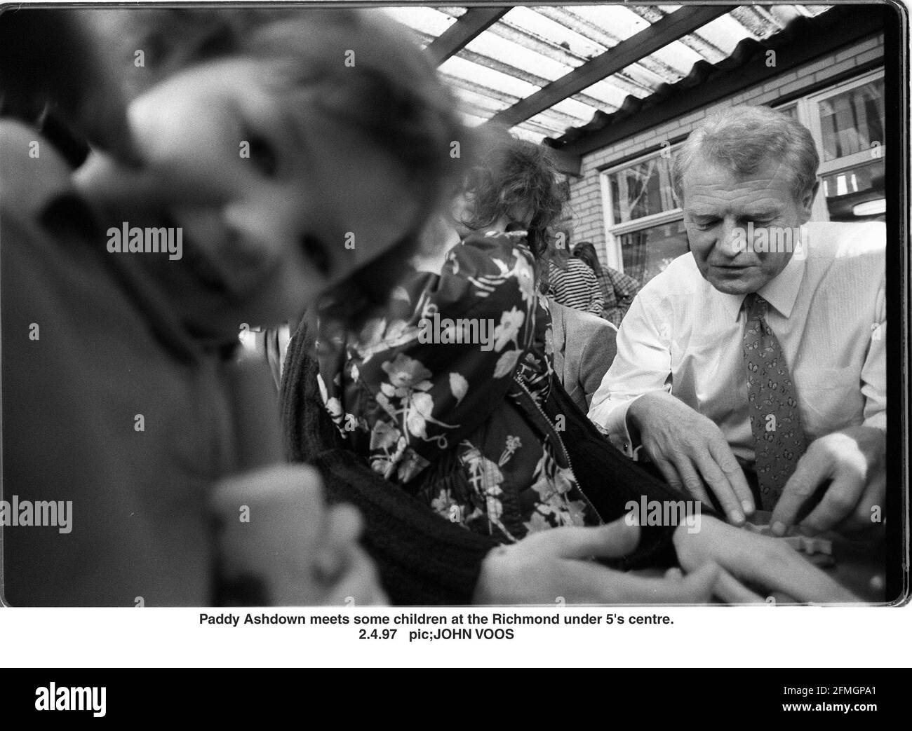 Paddy Ashdown MP meets some children at the Richmond under 5's centre ...