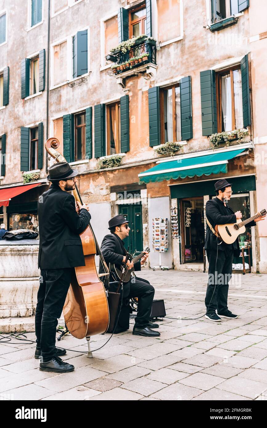 Street musicians on the square of venice in italy Stock Photo - Alamy