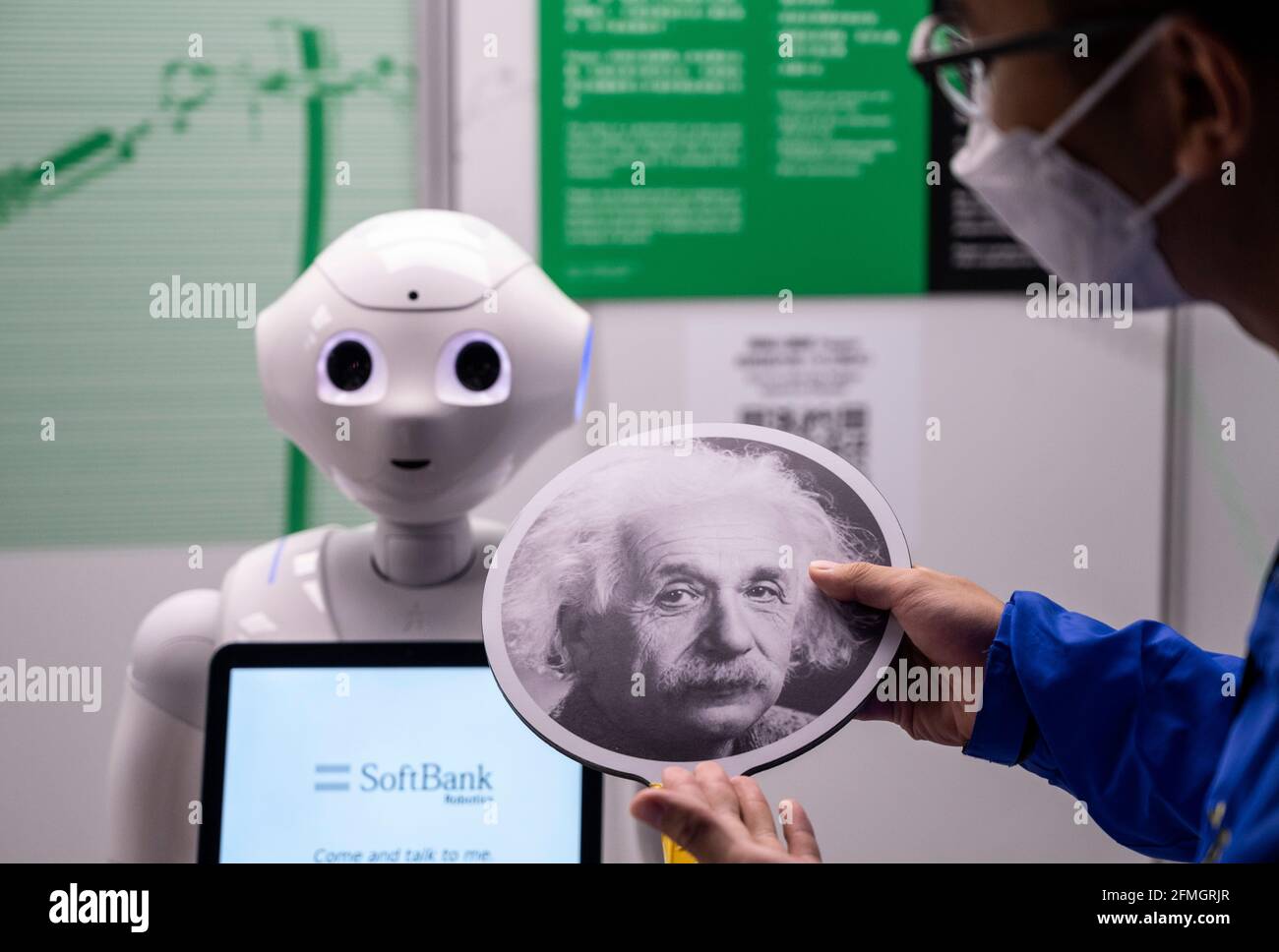 Albert einstein robot hi-res stock photography and images - Alamy