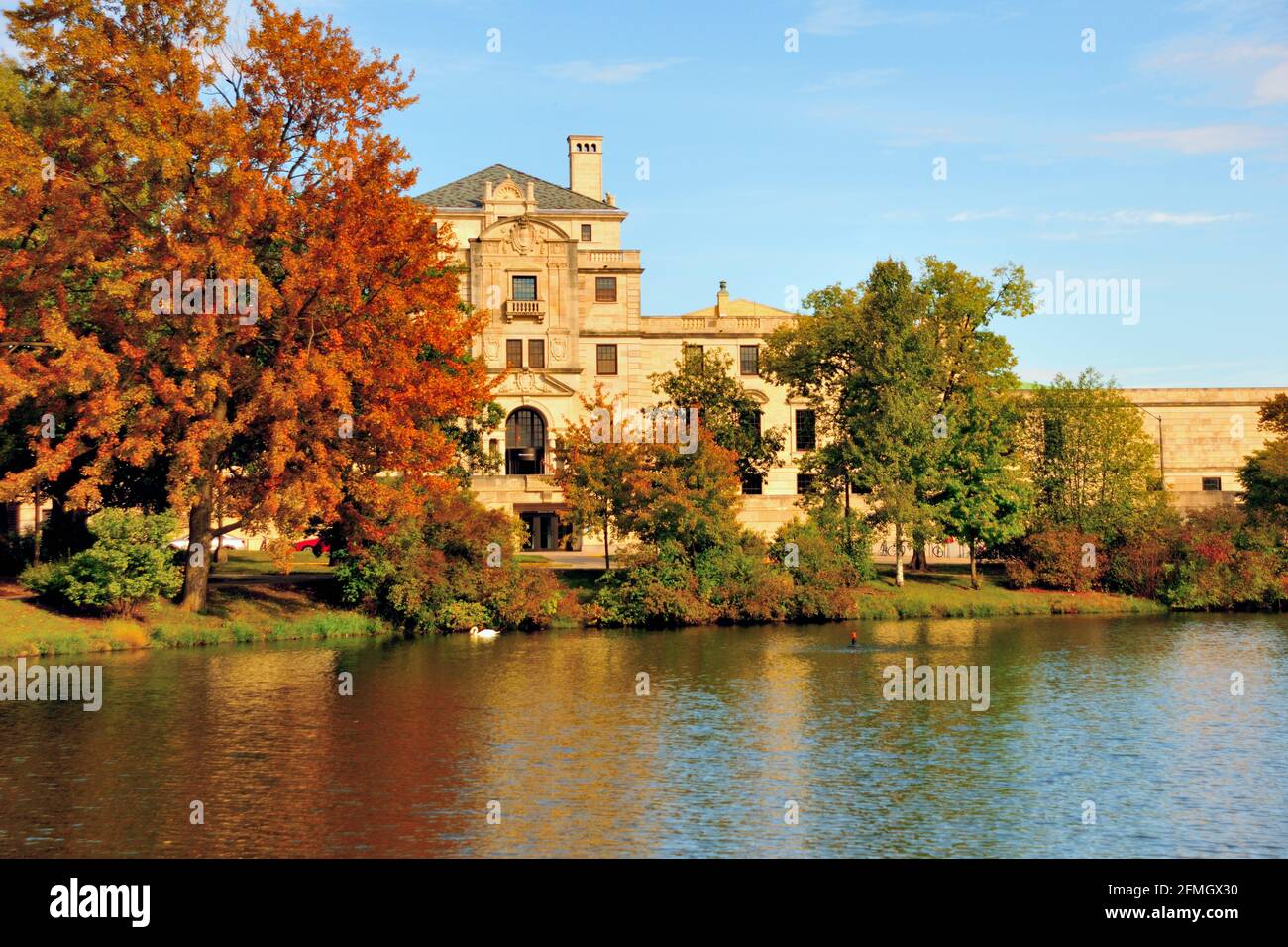 Lake LaVerne and the Memorial Union in early autumn on the campus of ...