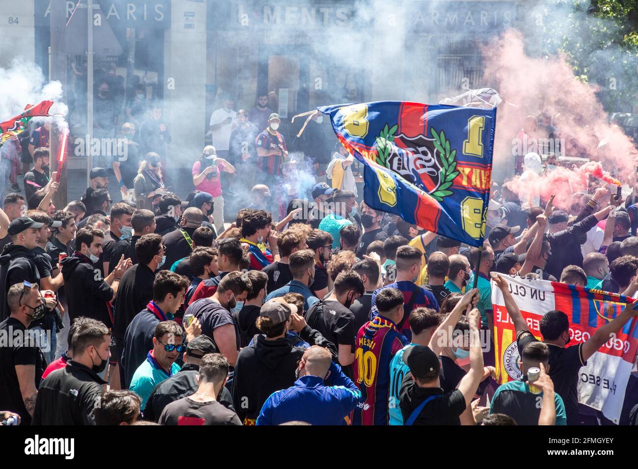 Barcelona, Catalonia, Spain. 8th May, 2021. Futbol Club Barcelona fans ...