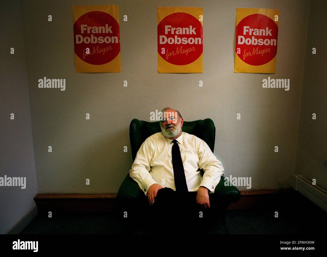 FRANK DOBSON MP NOVEMBER 1999IN HIS CAMPAIGN HEADQUARTERS Stock Photo ...