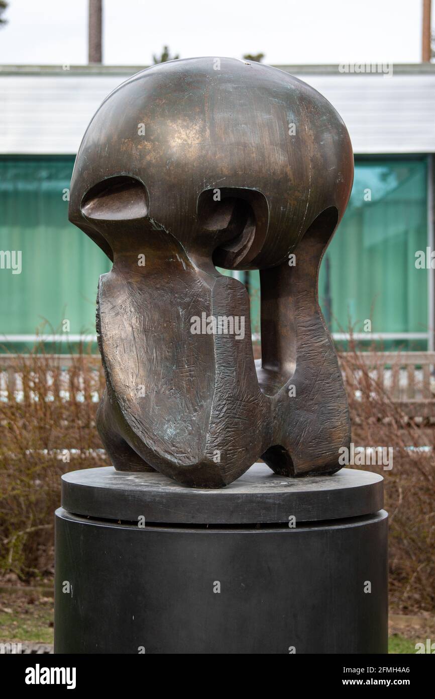 A henry moore sculpture hi-res stock photography and images - Alamy