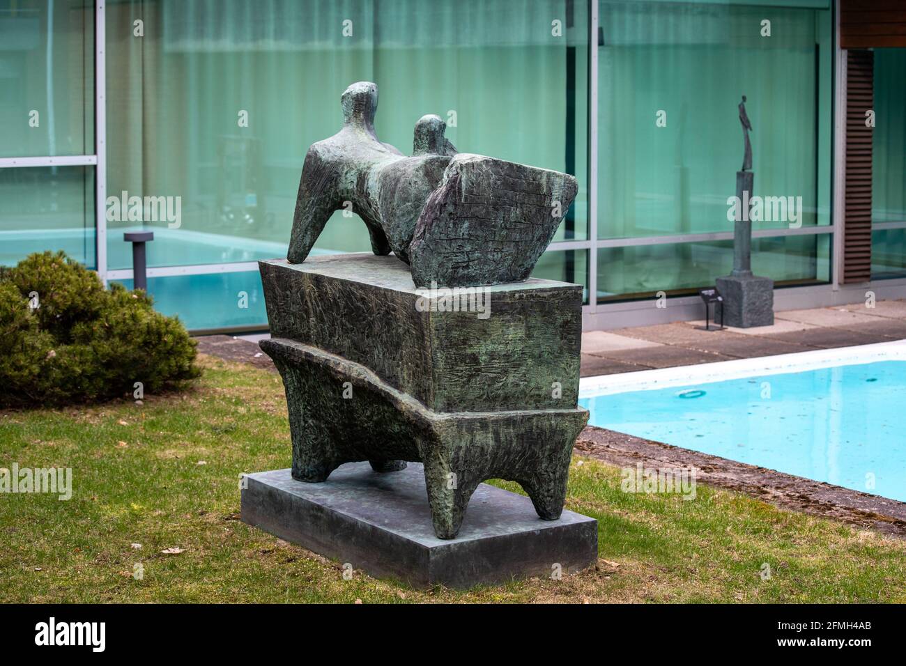 Modern sculpture in museum hi-res stock photography and images - Alamy