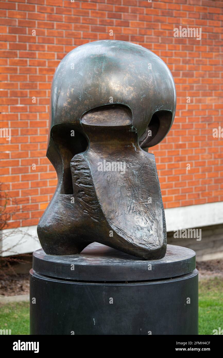 Sculpture by henry moore hi-res stock photography and images - Alamy