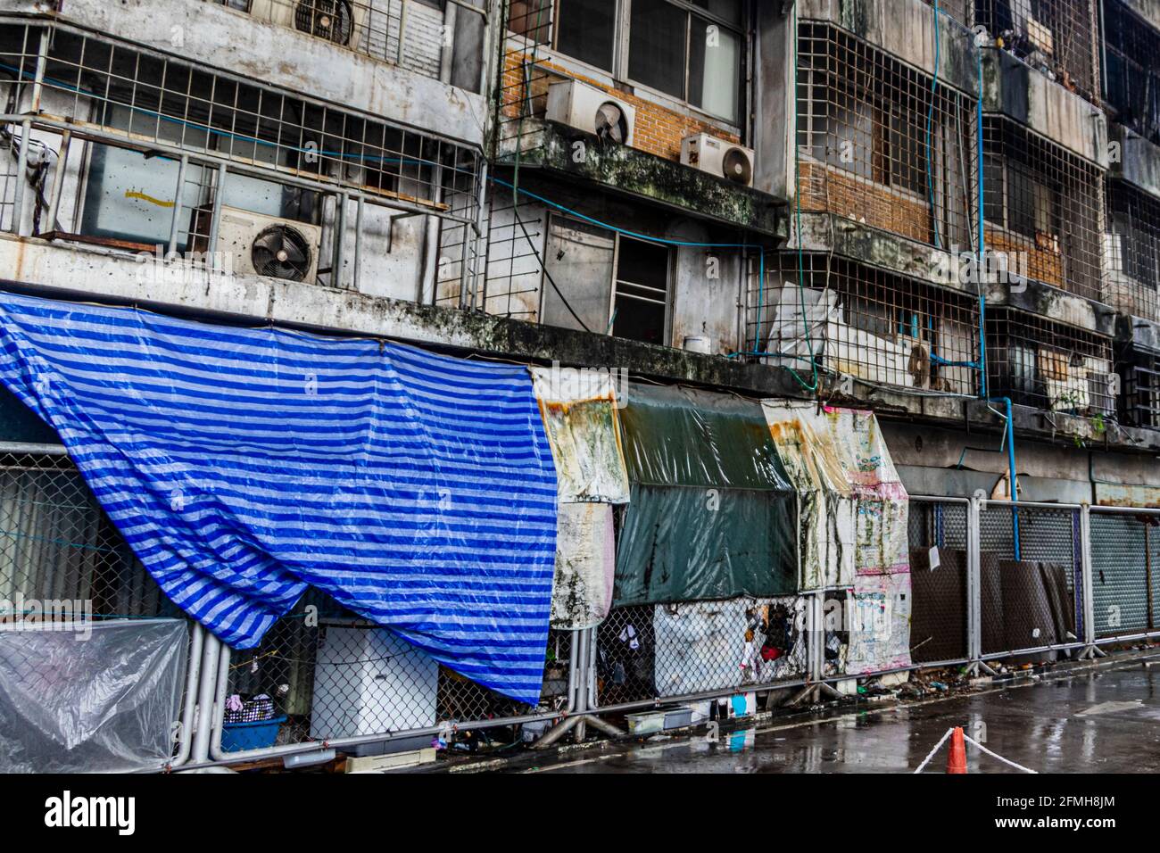 Unsightly run down poor dirty old areas in the metropolis of Bangkok in ...