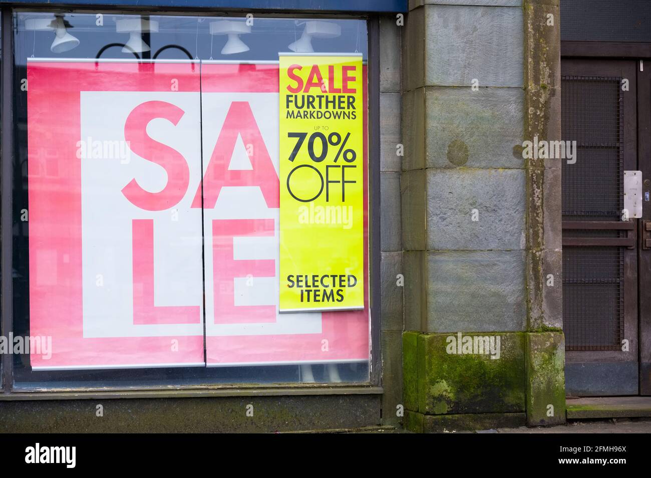 Summer clearance sale now on sign in shop window Stock Photo - Alamy
