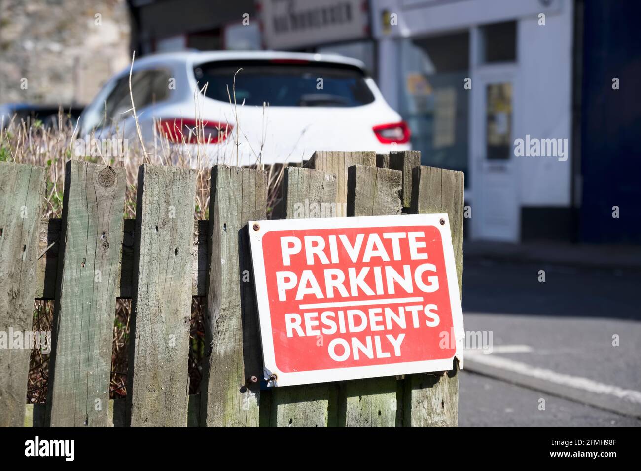 No parking private property red sign on chain Stock Photo - Alamy