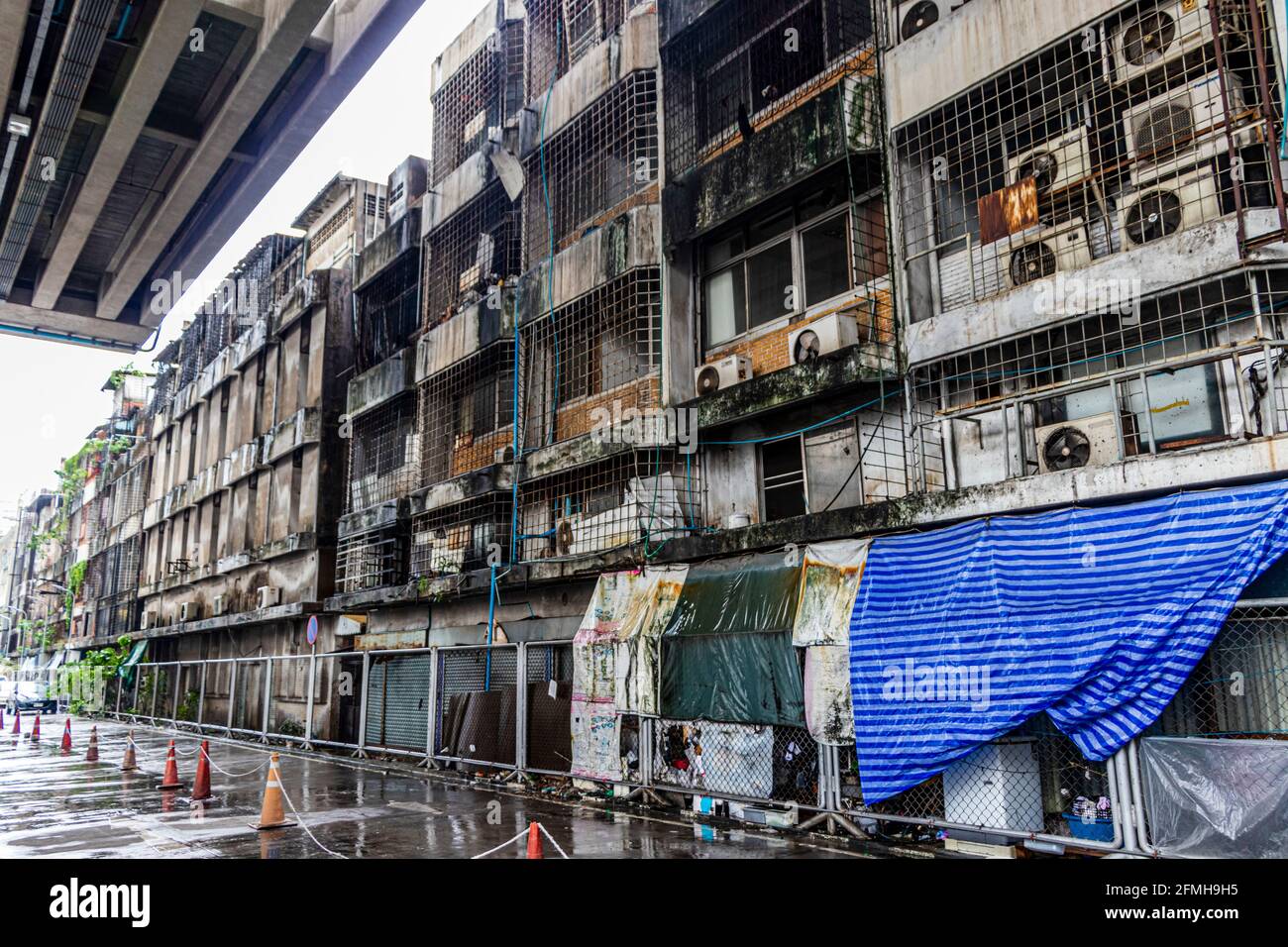 Unsightly run down poor dirty old areas in the metropolis of Bangkok in ...