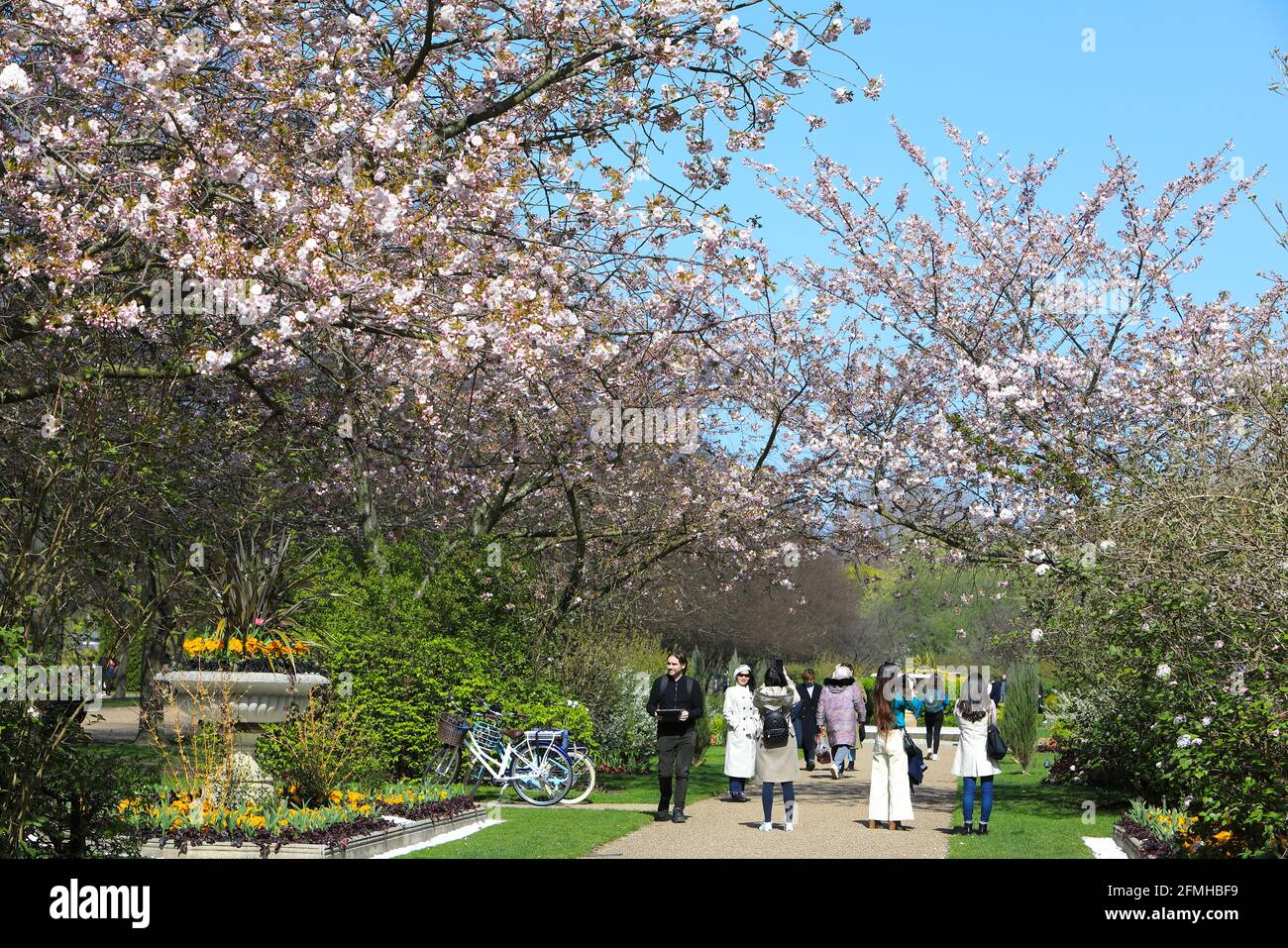 Spring sunshine and flowers in Regents Park at Easter April 2021 ...