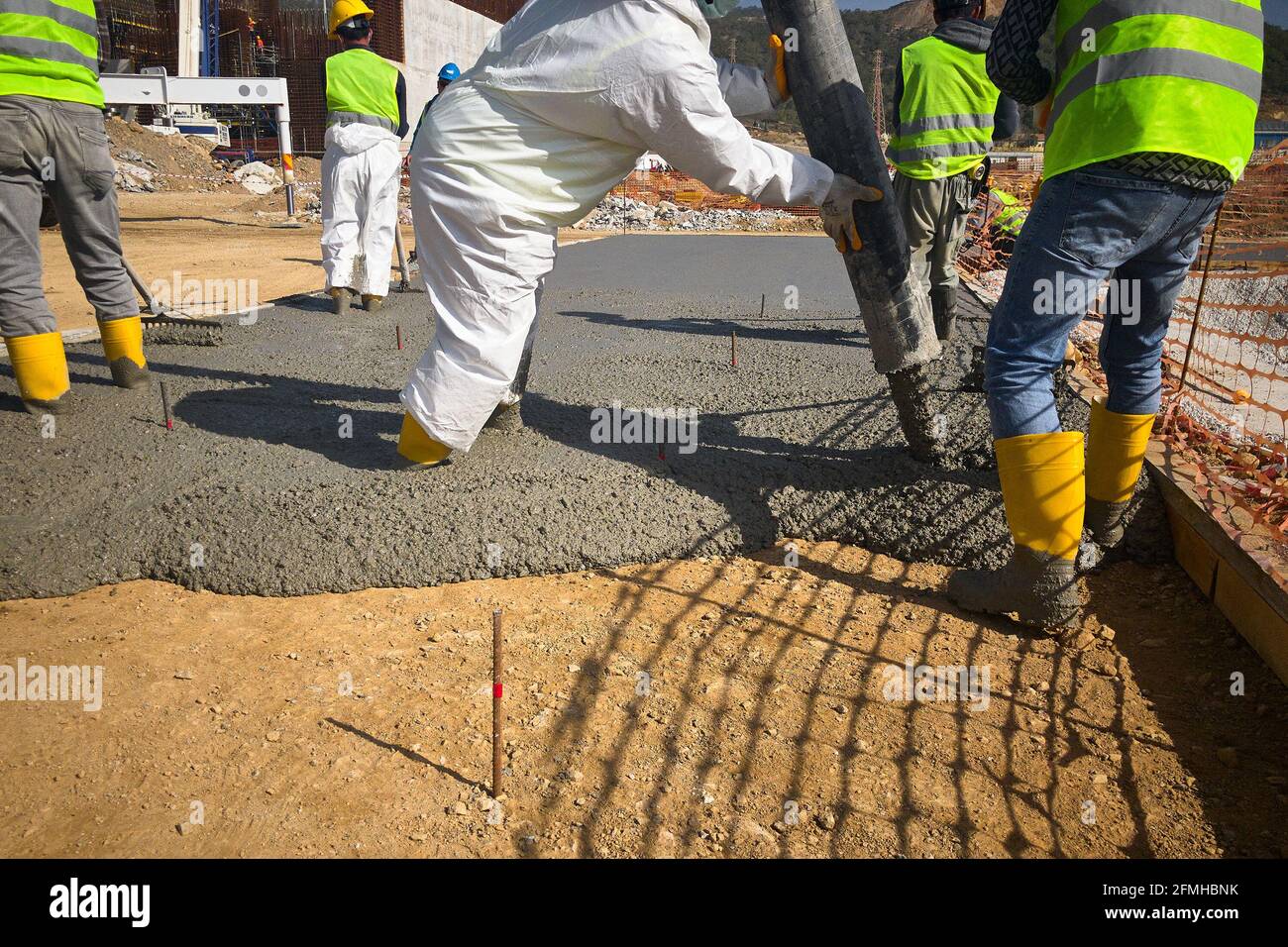 Construction workers pour a concrete Stock Photo - Alamy