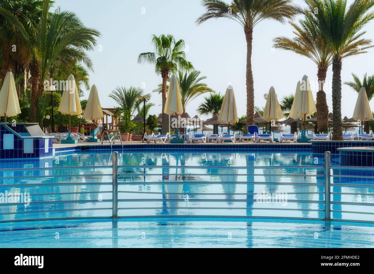 Empty swimming pool abandoned hotel hi-res stock photography and images ...
