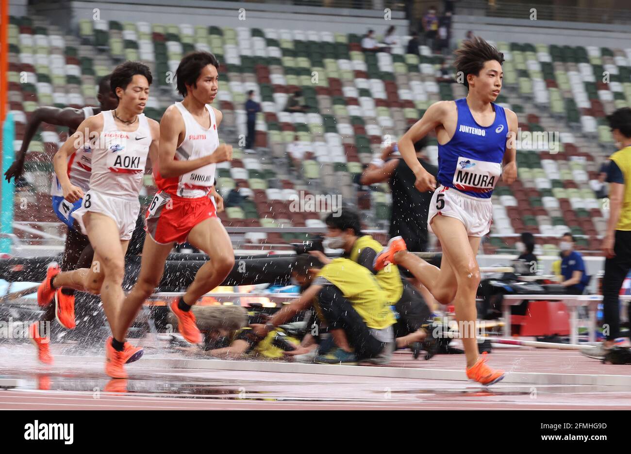 Tokyo, Japan. 9th May, 2021. Japanese athlete Ryuji Miura (R) splashes ...