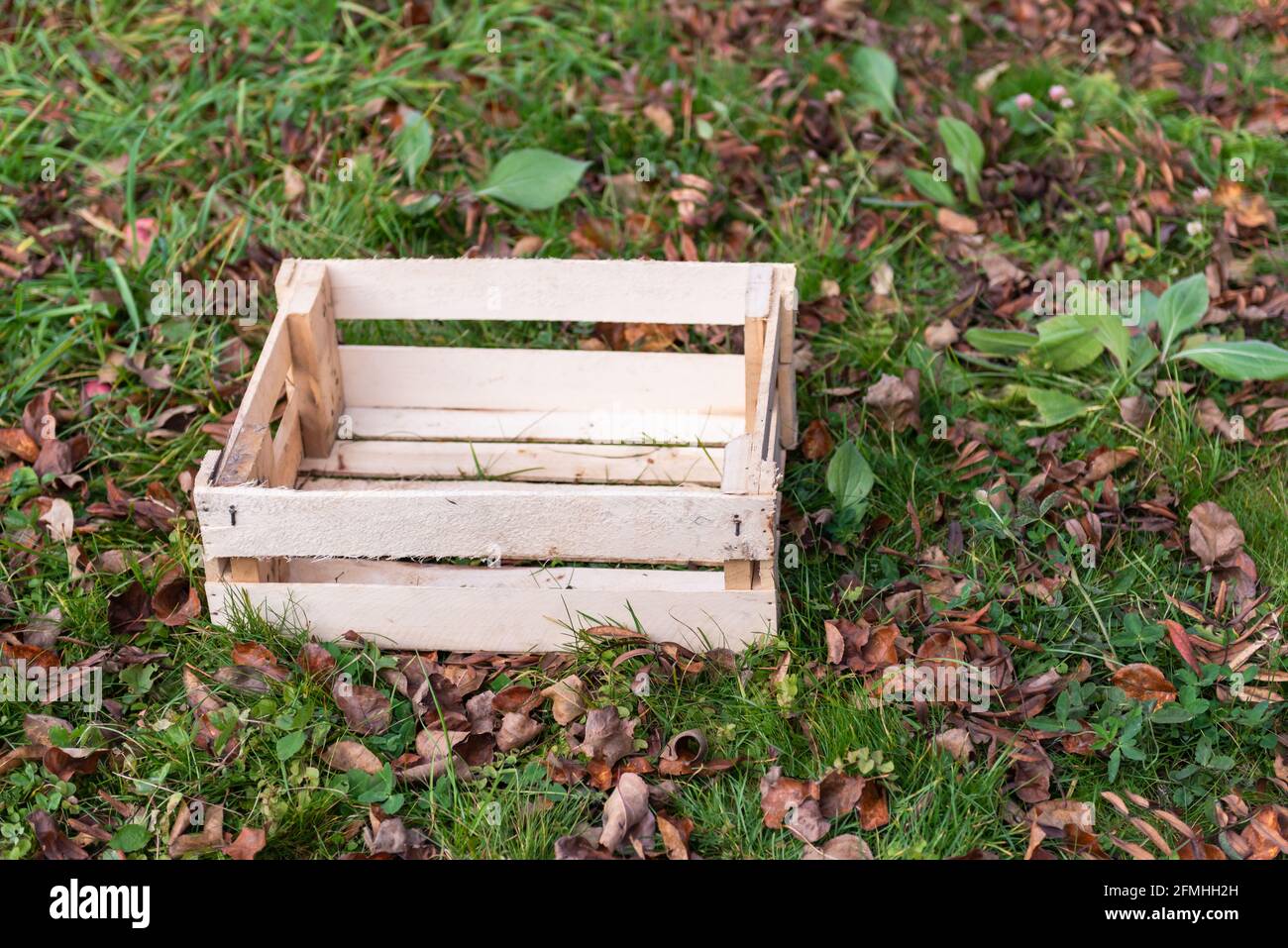 Empty crate straw hi-res stock photography and images - Alamy