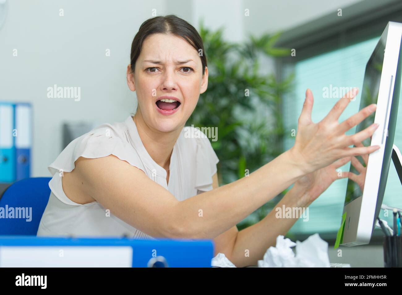 frustrated woman shouting and gesturing at her computer Stock Photo - Alamy