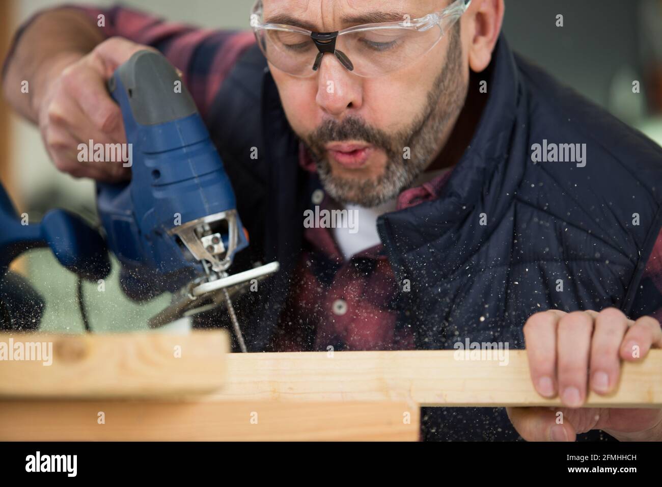 Man using electric jigsaw cut hi-res stock photography and images - Alamy