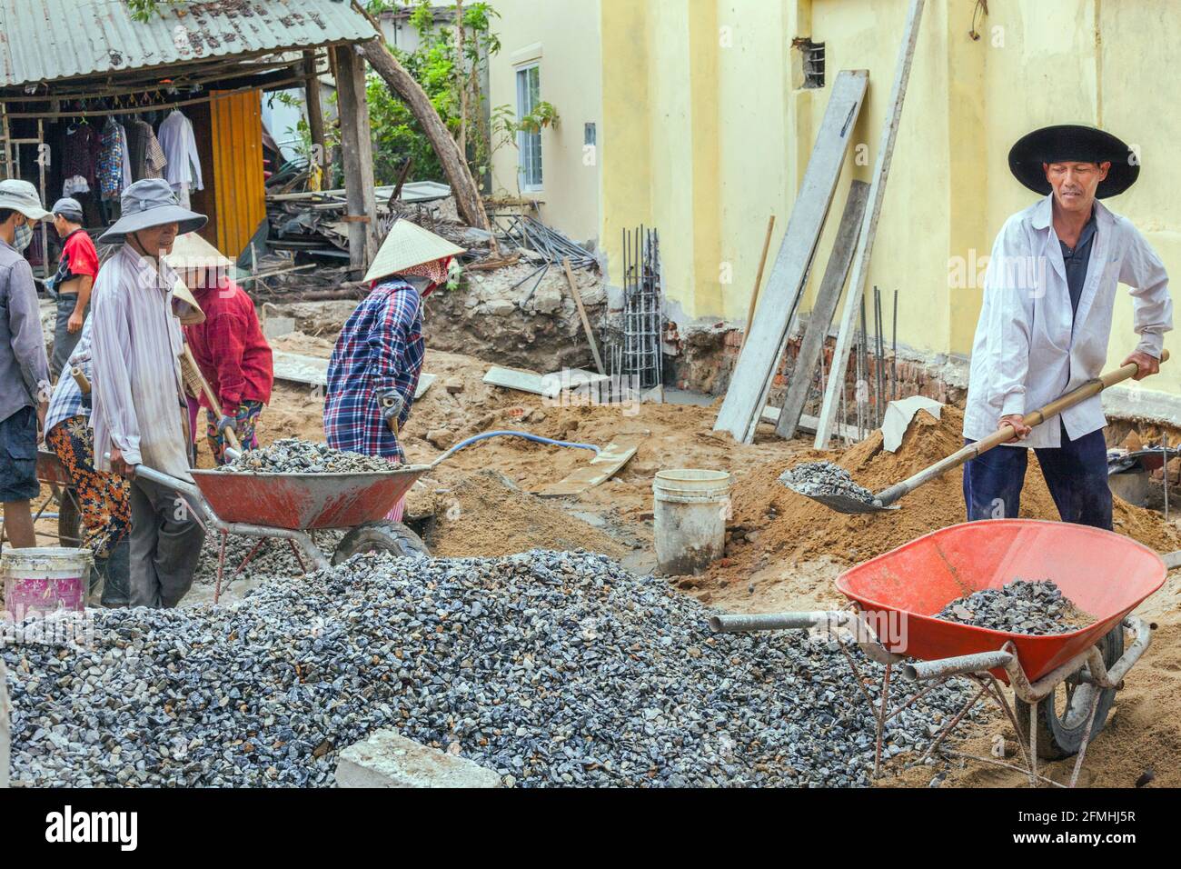 Vietnam construction workers hi-res stock photography and images - Alamy