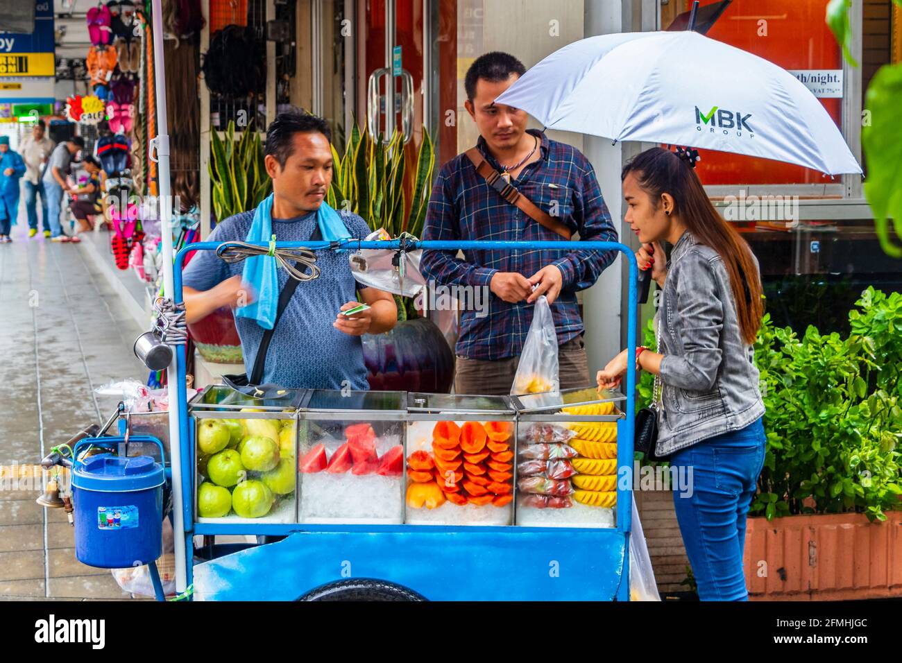 Bangkok Thailand 22. Mai 2018 Buying food and fruits at a street food ...