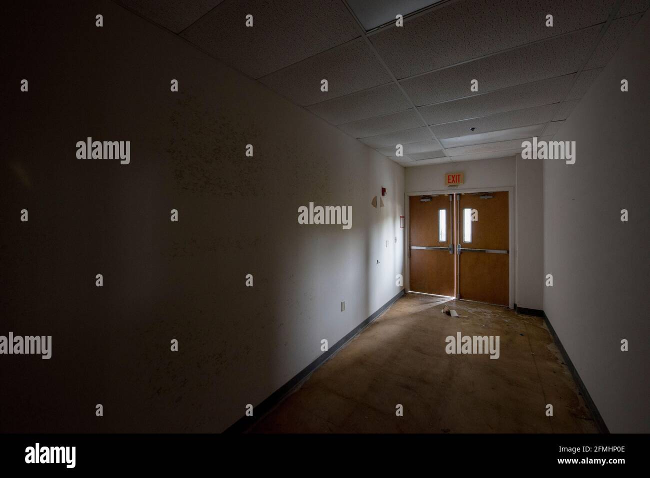 Empty dark office hi-res stock photography and images - Alamy