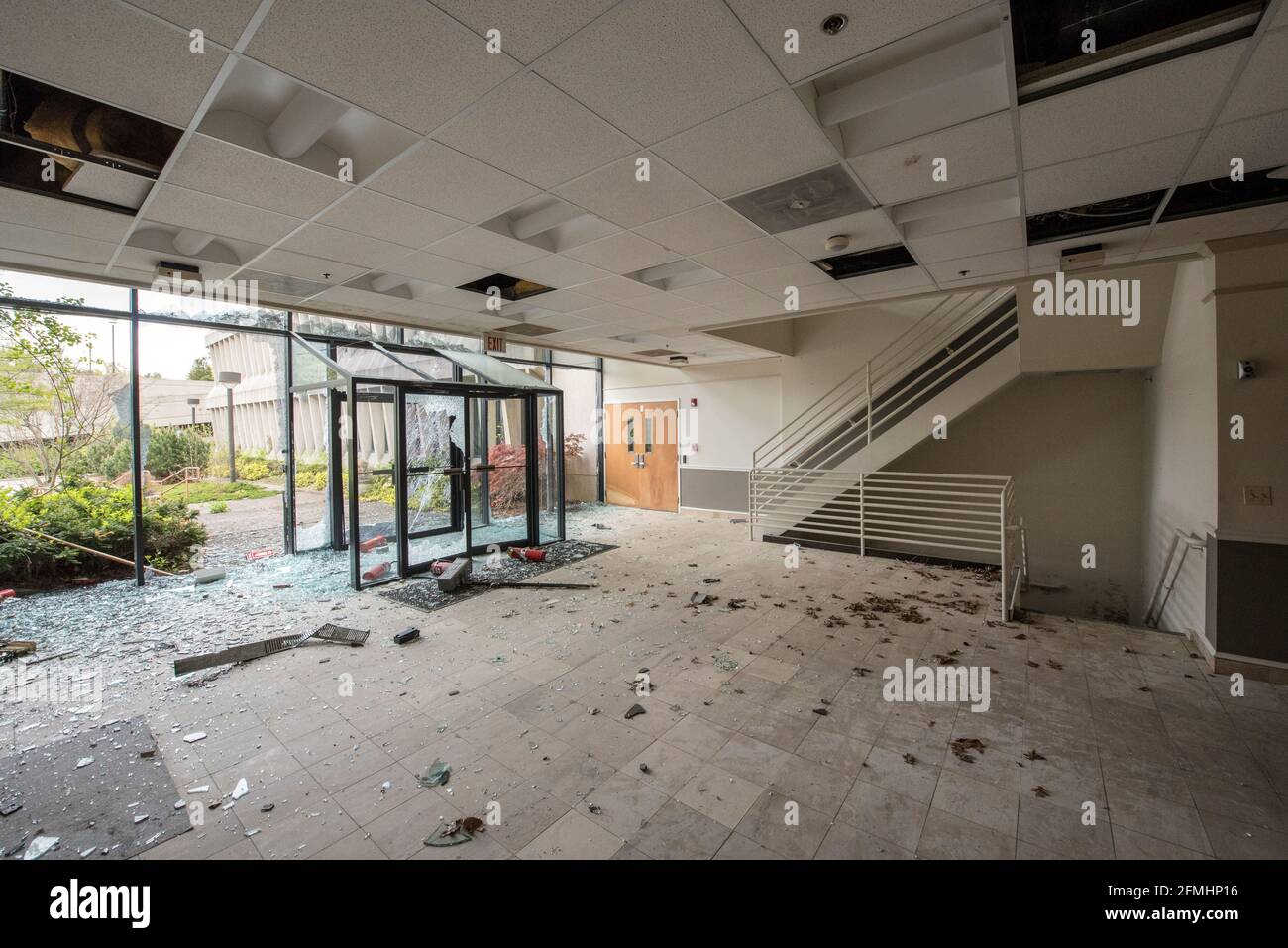 Office interior empty light lobby hi-res stock photography and images ...
