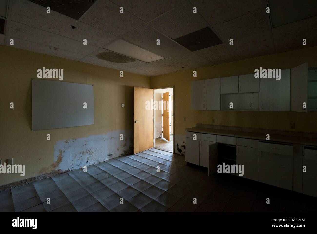 Vacant abandoned office room in hi-res stock photography and images - Alamy