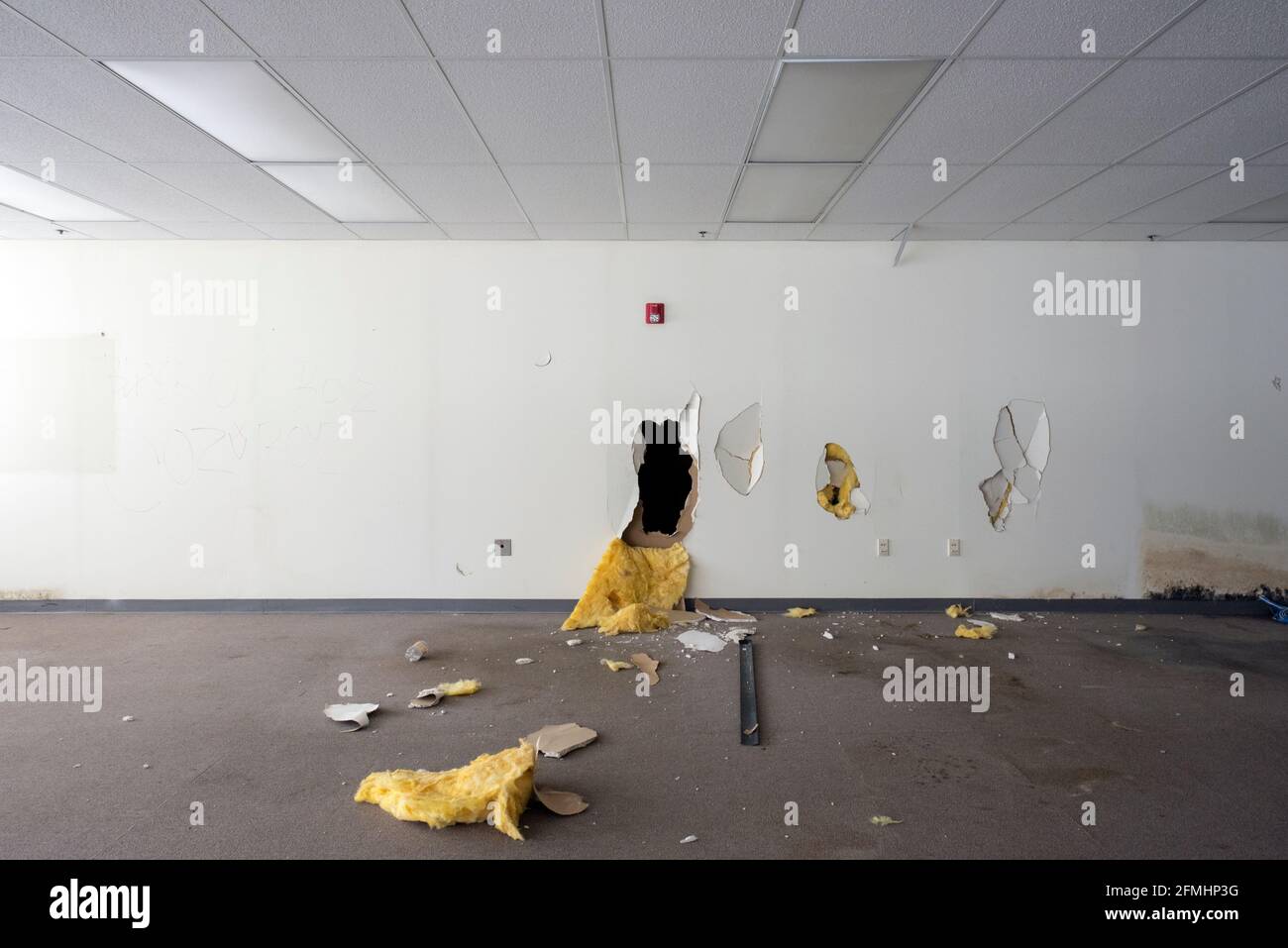 Office building with hole hi-res stock photography and images - Alamy