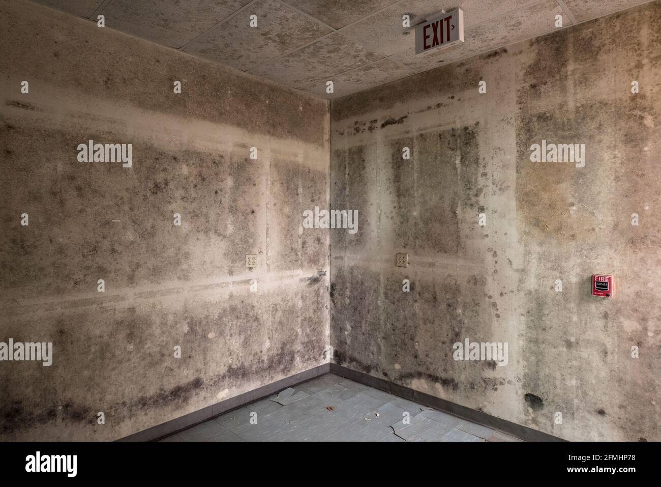 Abandoned room empty hi-res stock photography and images - Alamy