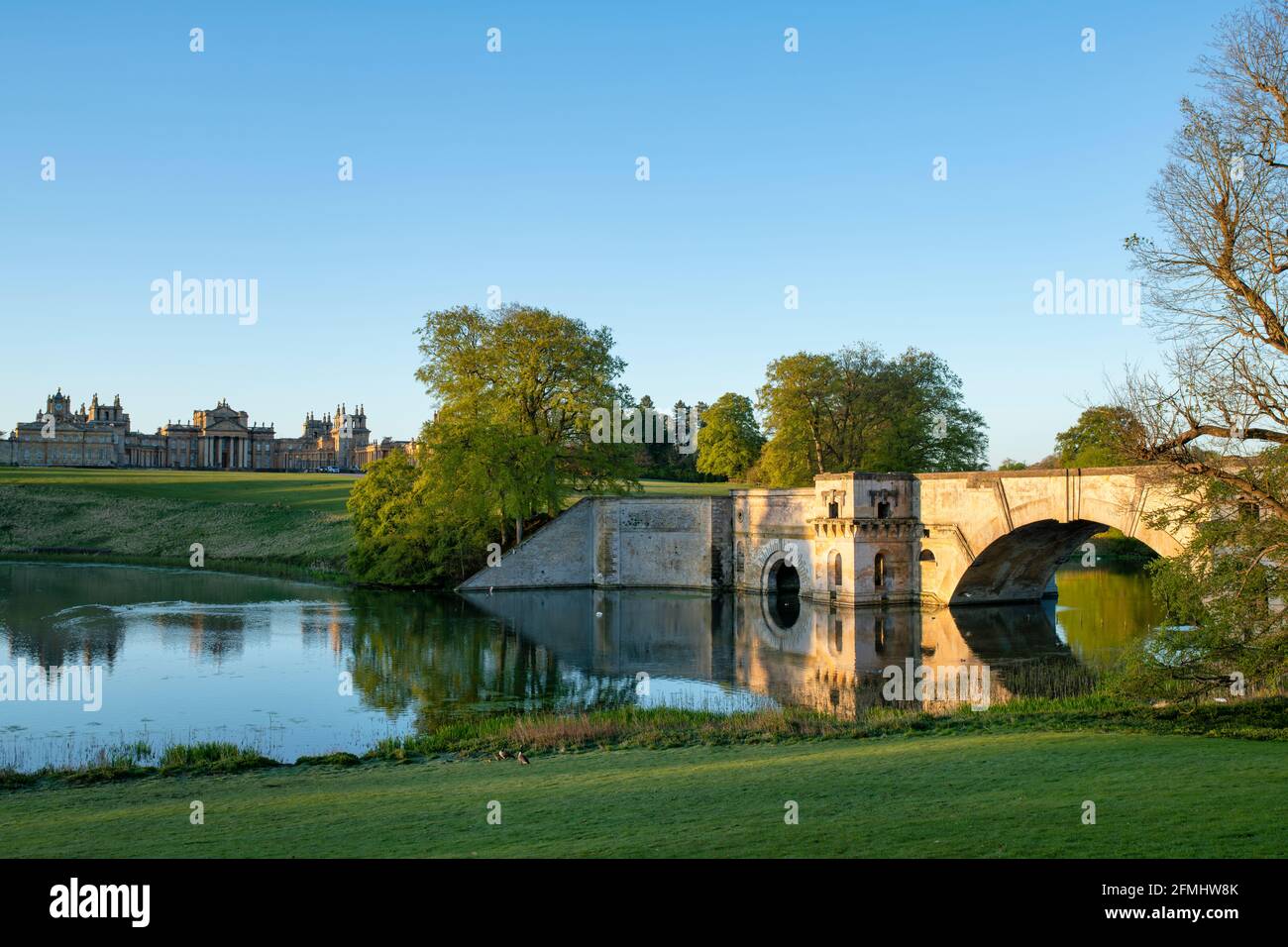 Sir John Vanbrughs Grand Bridge in the grounds of Blenheim Palace in ...