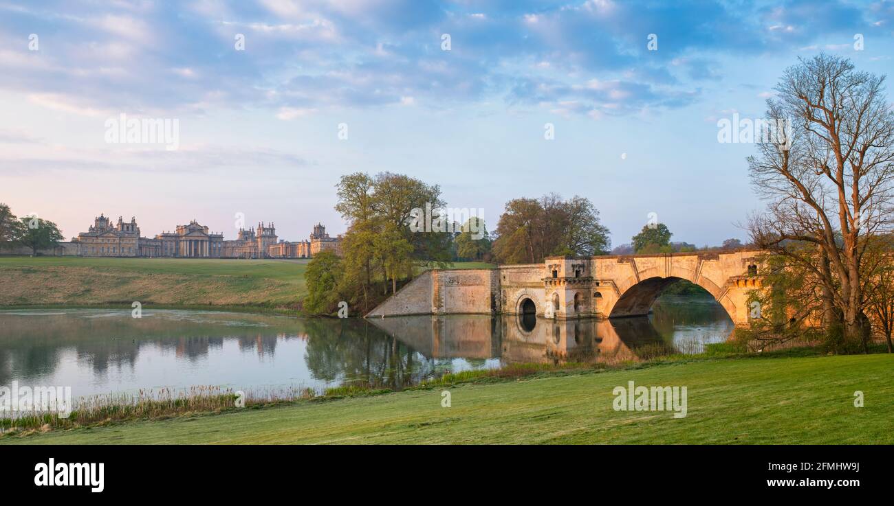 Sir John Vanbrughs Grand Bridge in the grounds of Blenheim Palace in ...