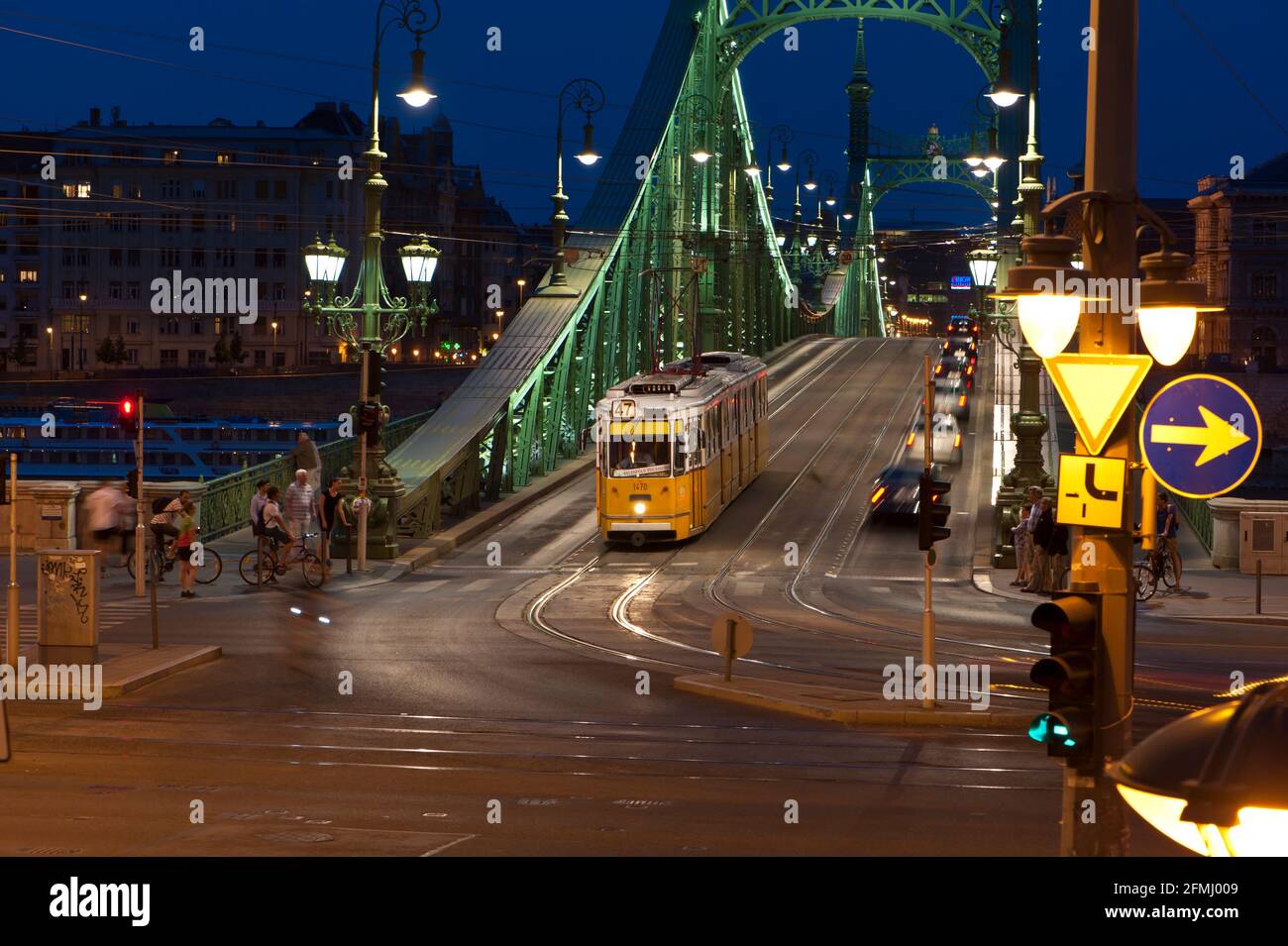 Chain bridge at night, Budapest Stock Photo - Alamy