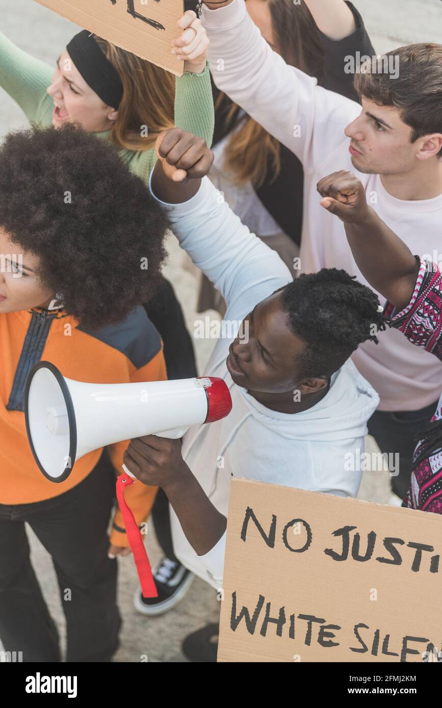 Screaming crowd hi-res stock photography and images - Alamy