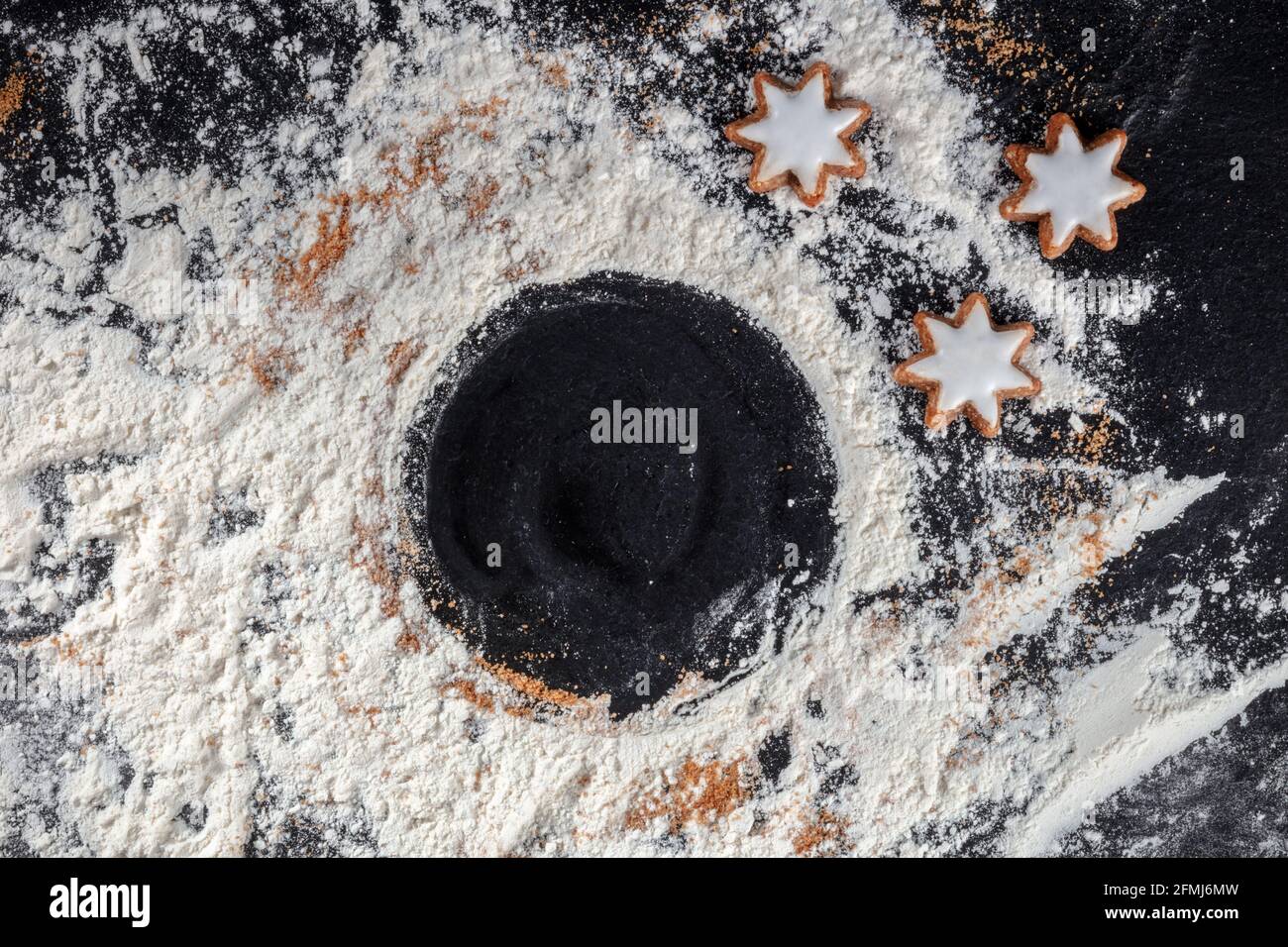 Flour forming a frame for copy space Stock Photo - Alamy