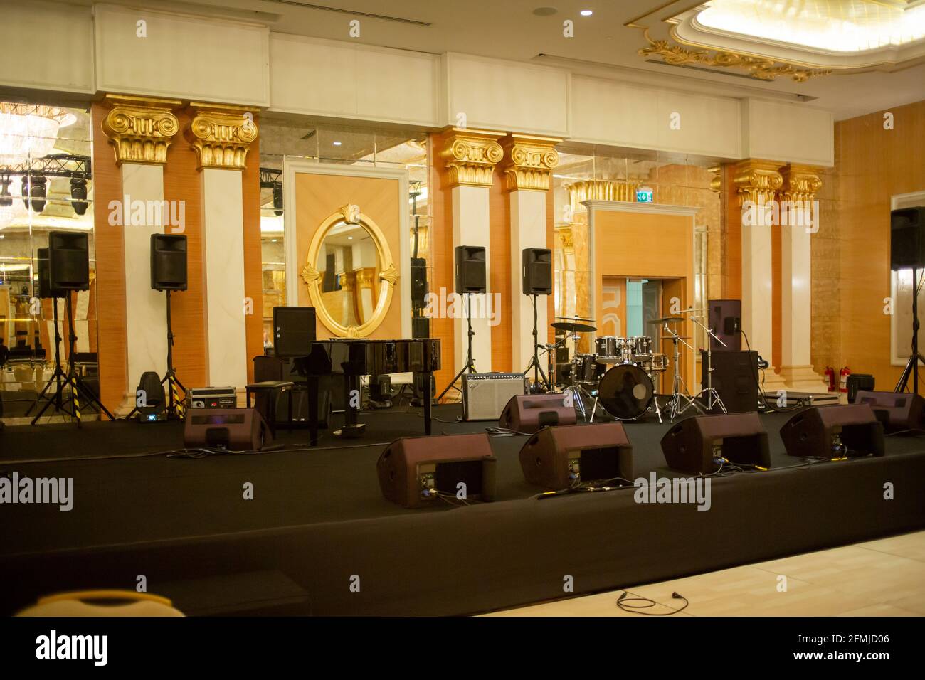 Band setting up hi-res stock photography and images - Alamy