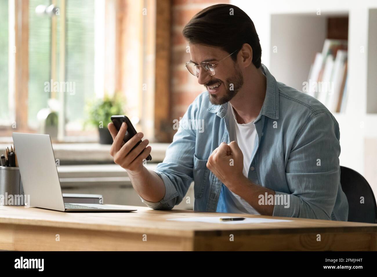 People smartphone celebrating hi-res stock photography and images - Alamy