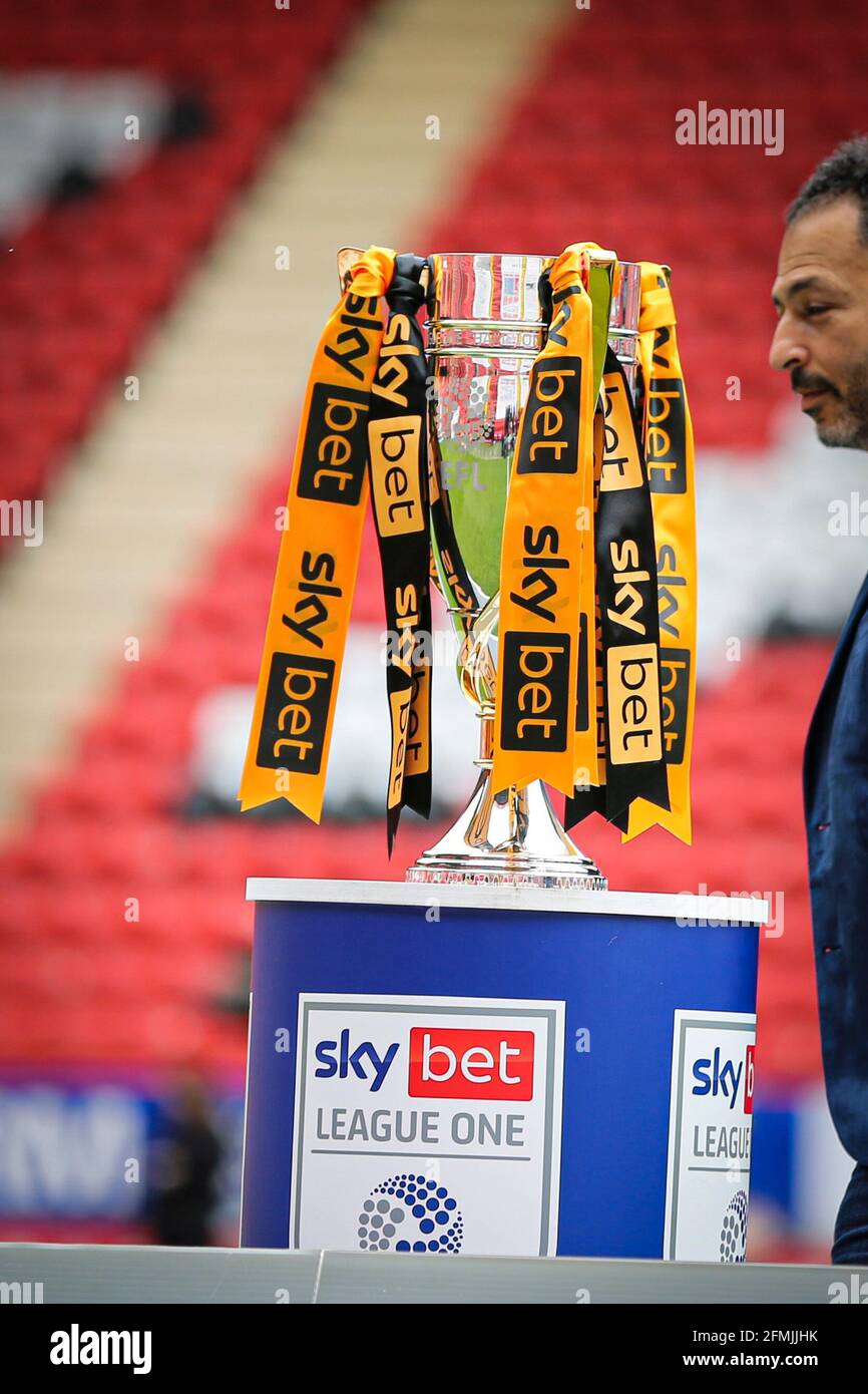 League one trophy hi-res stock photography and images - Alamy