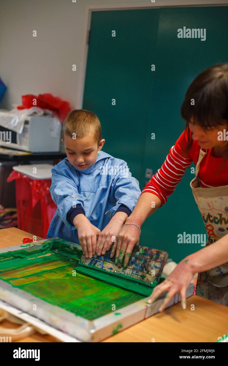Junior School Art lesson screen printing Stock Photo - Alamy