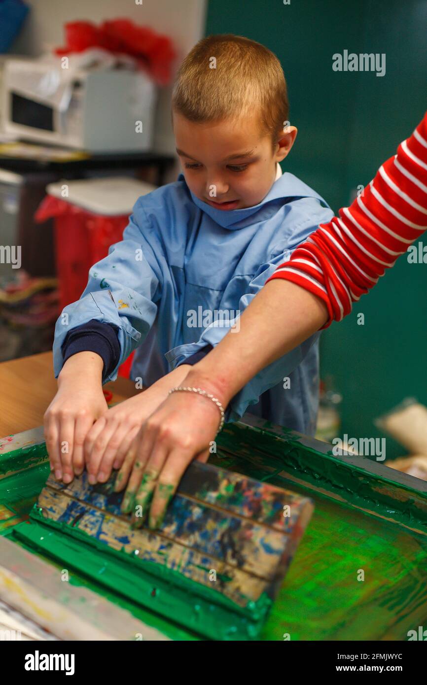 Junior School Art lesson screen printing Stock Photo - Alamy